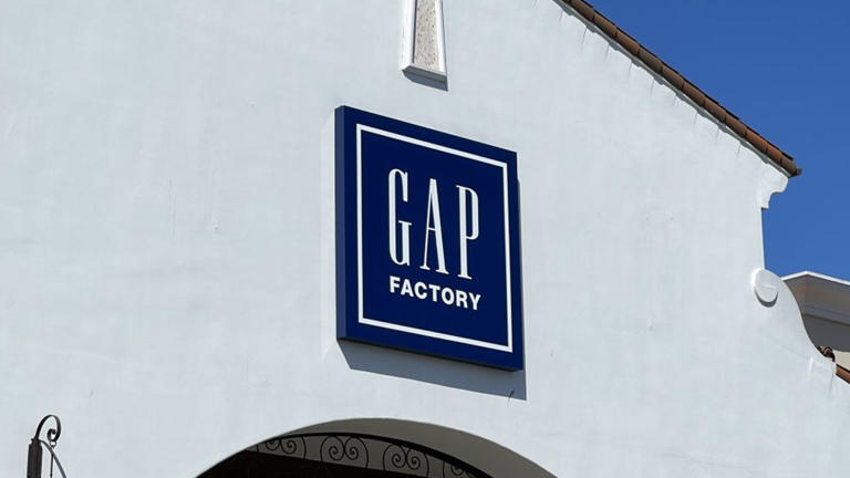 Gap's cozy $27 graphic sweatshirt makes a stylish Valentine’s Day look