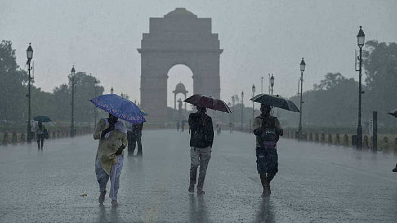 Delhi weather latest update: Foggy morning, cloudy skies expected ...