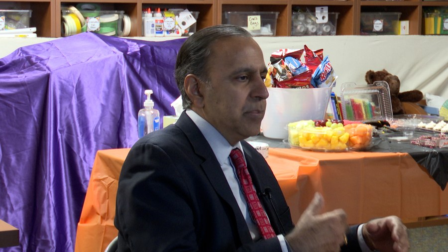 Rep. Krishnamoorthi talks federal budget cuts with teachers