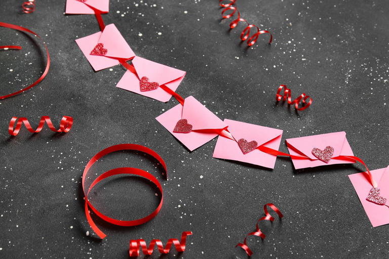DIYer creates stunning Anthropologie-inspired Valentine’s Day garland ...