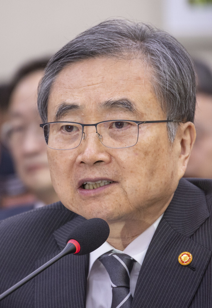 Foreign minister attends parliamentary session