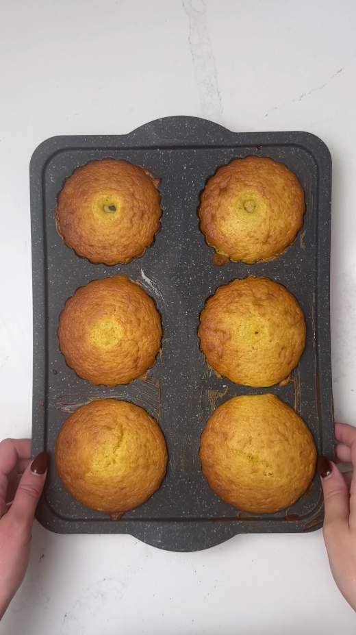 This pineapple cake has everyone curious about the wreath design