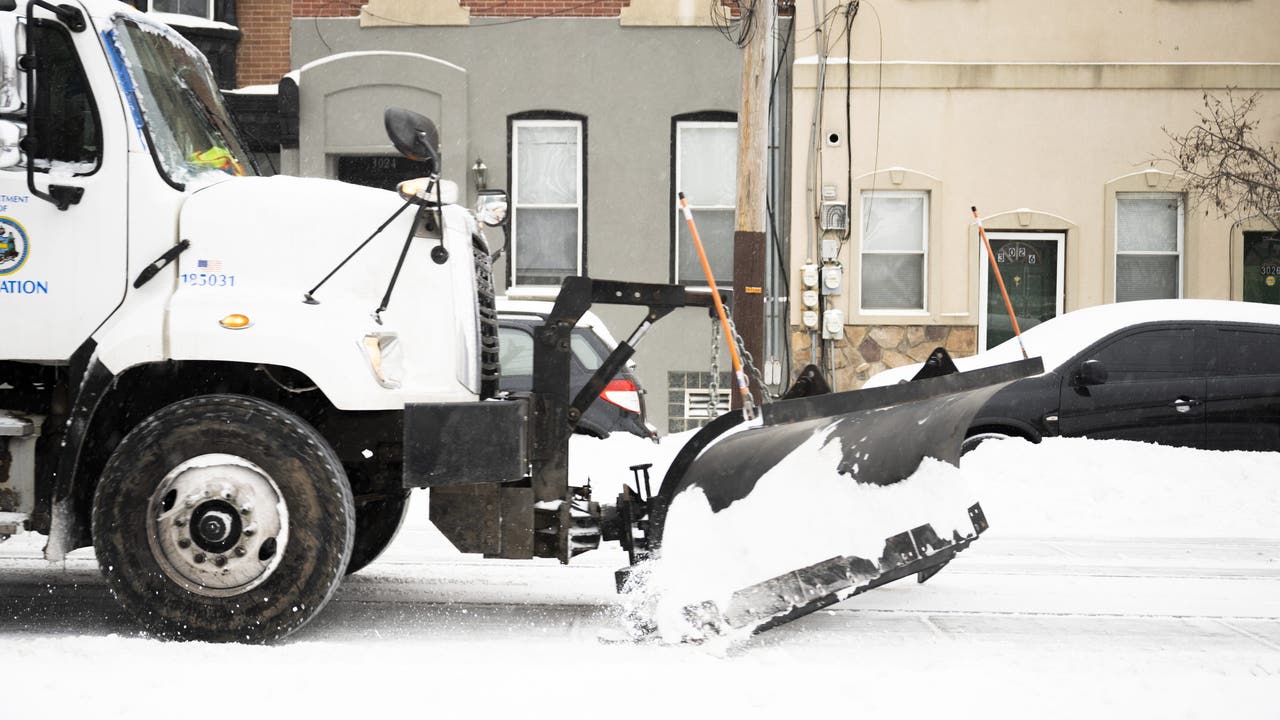 Philadelphia Streets Department closes roads in Center City for snow ...