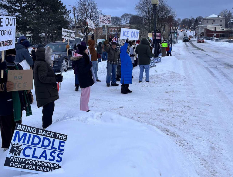 160 protest ICE in Manistee after second fatal Minneapolis shooting