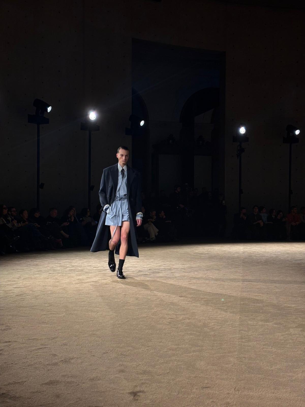 L’uomo di Saint Laurent sfila durante la couture di Parigi tra ...