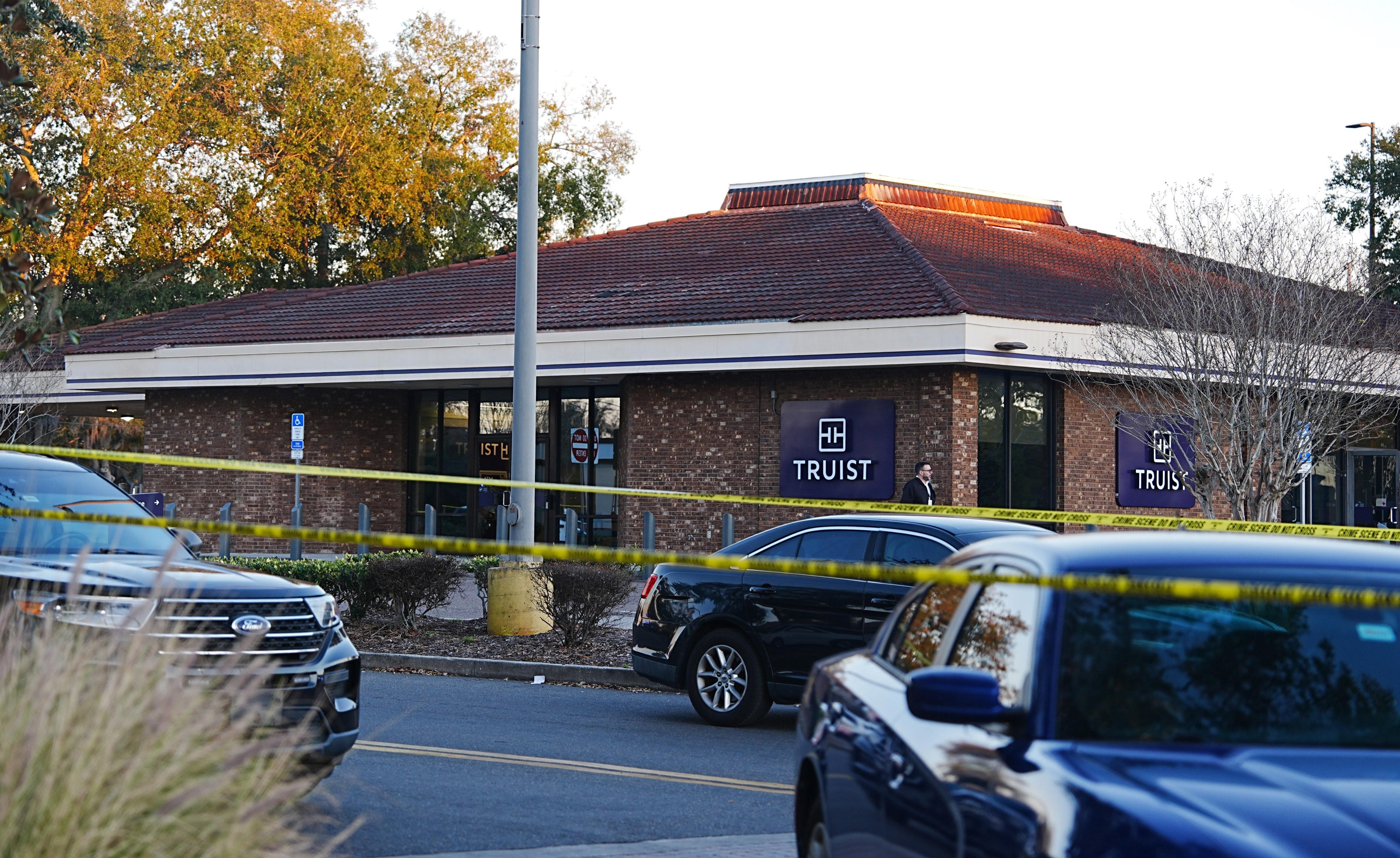 Bleeding man with knife shot by Orange City police when he enters bank