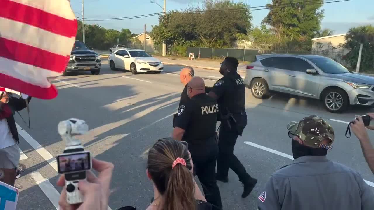 'He didn't deserve to die': Vigil honors VA nurse Alex Pretti in West ...