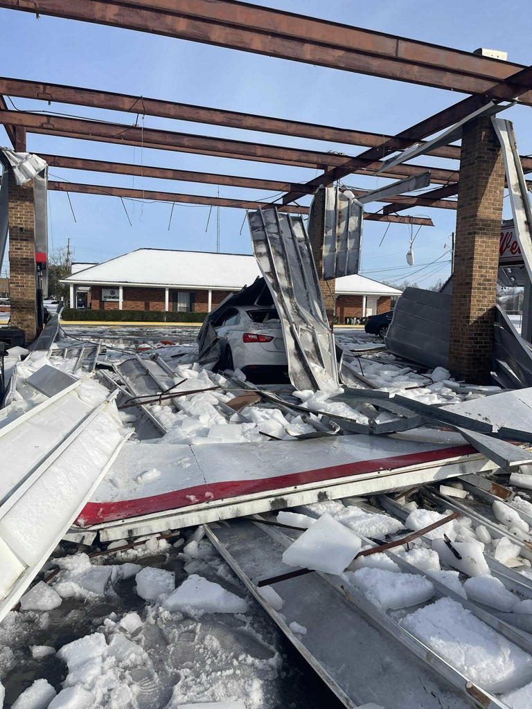 Heavy snow causes canopy to collapse at Greenville gas station