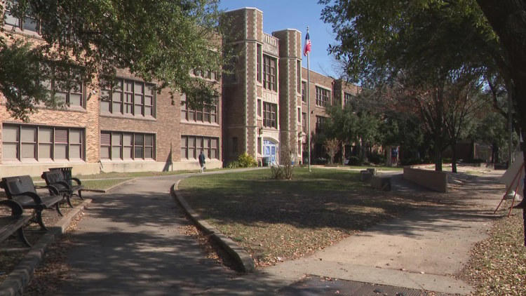 Heating problems leave several Houston ISD campuses cold on first day ...
