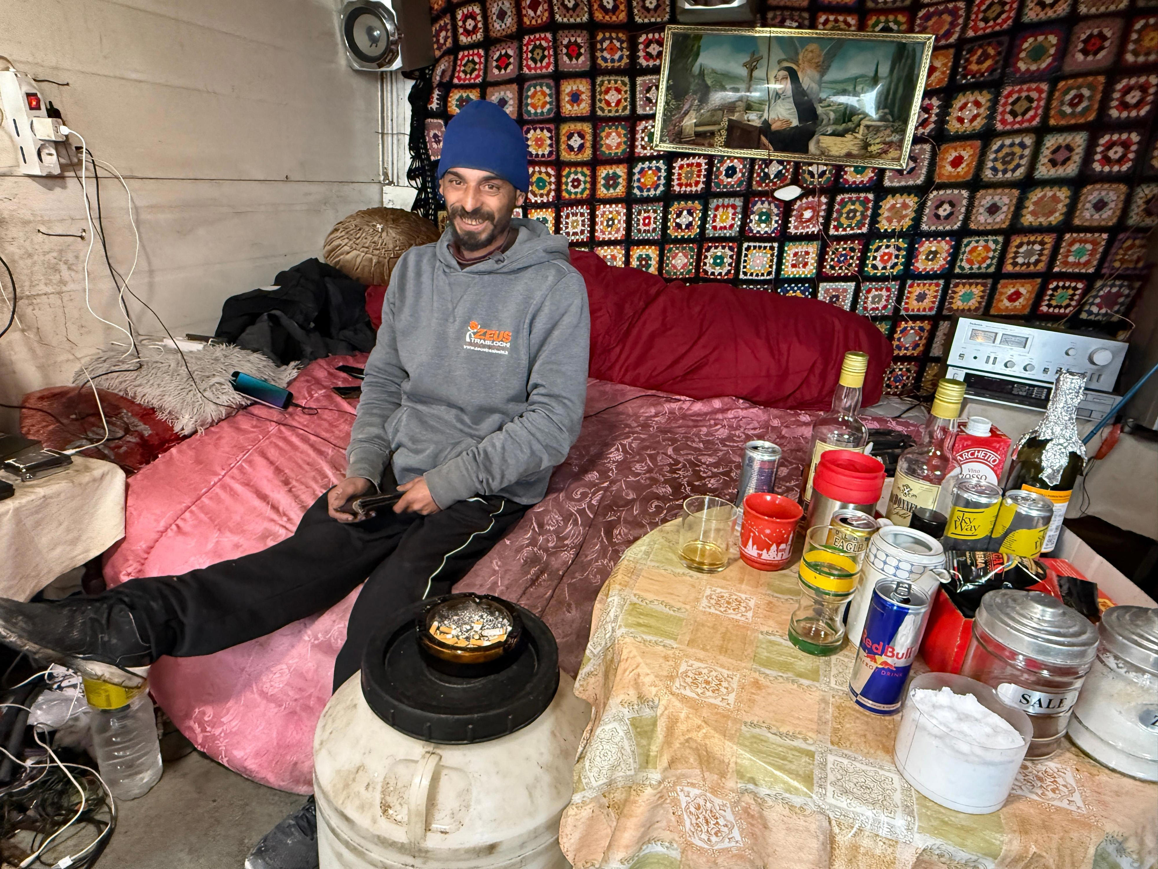 La nuova terra dei fuochi, benvenuti all’hotel indiano. Vite tra ...