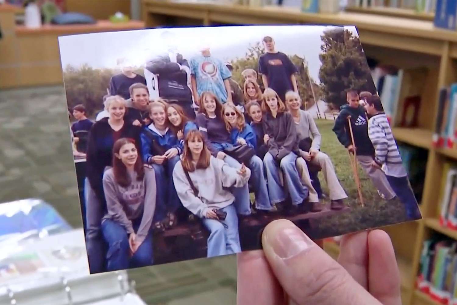 Middle schoolers open time capsule from the year 2000. Some saw things ...