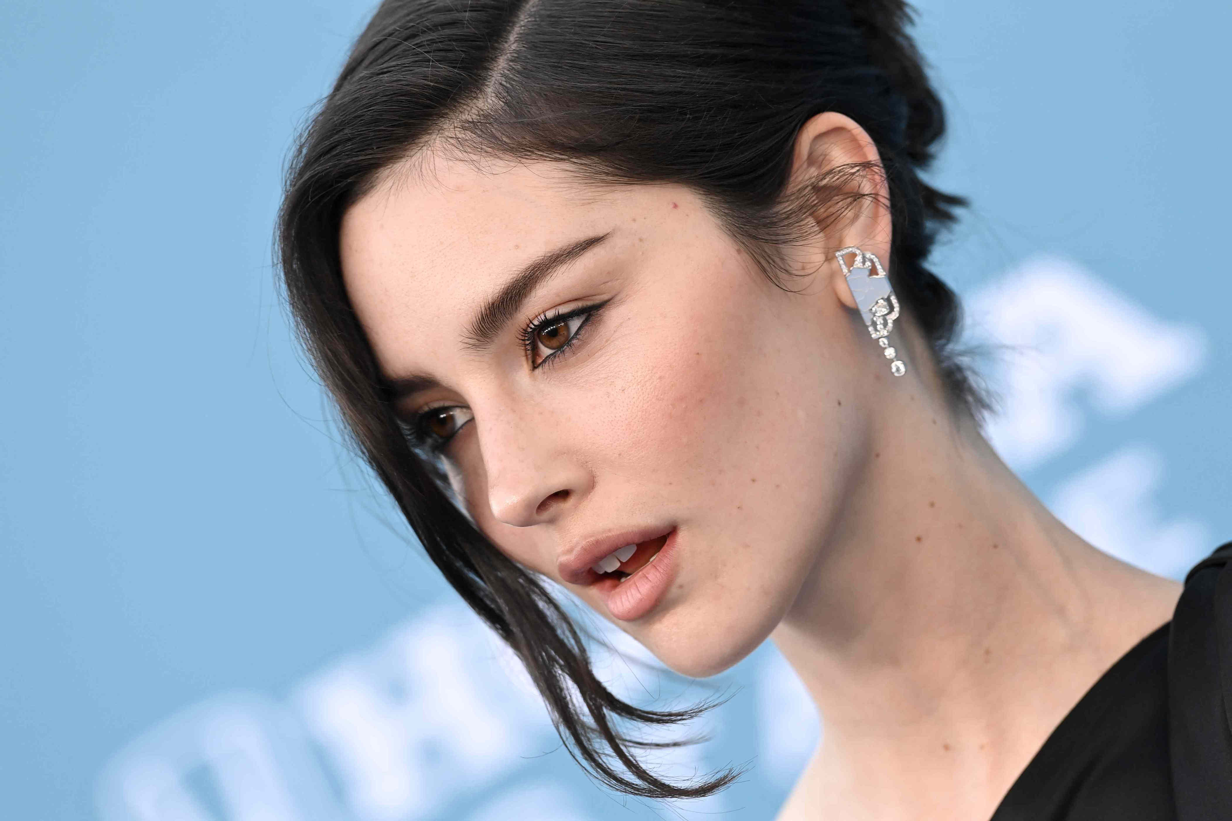 Gracie Abrams pairs her shortest haircut to date with a 'Clueless ...