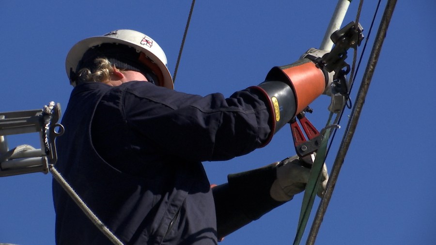 Linemen work to restore power in Roane County following winter weather