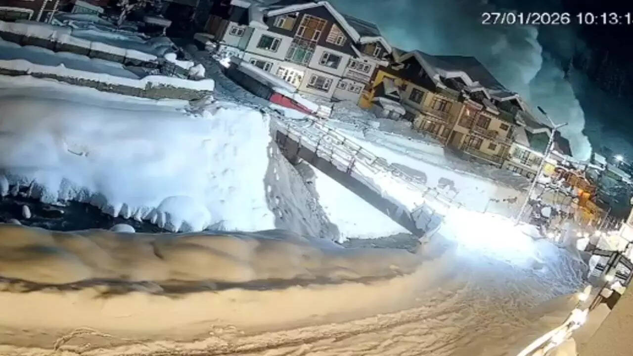 Sonamarg in Kashmir hit by massive avalanche: CCTV footage shows scary ...