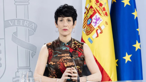 Feijóo acusa a Sánchez de “regalar la residencia” y tacha de cortina de ...