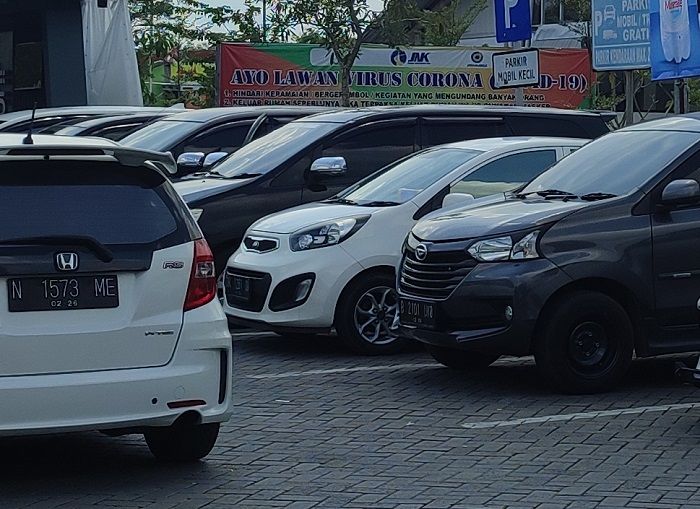Mobil sering parkir di luar? Ini 3 cara ampuh cegah cat cepat kusam