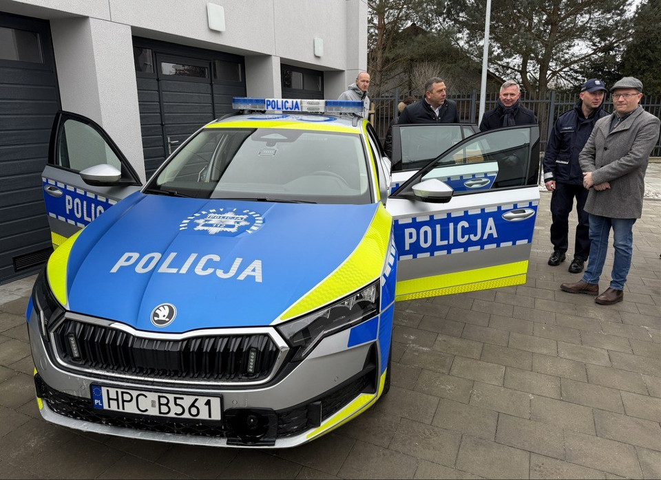 Nowy radiowóz dla policji w Niemczu. Auto kupiła gmina Osielsko