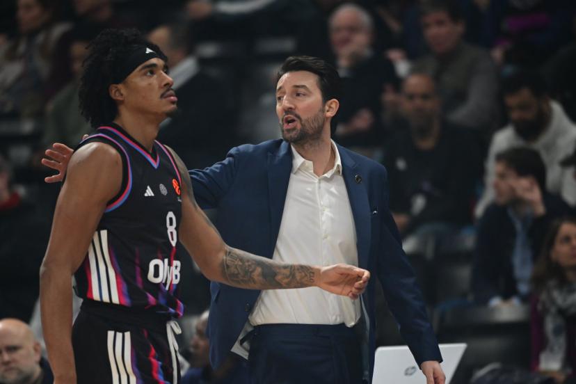 Francesco Tabellini, entraîneur du Paris Basketball après la victoire ...