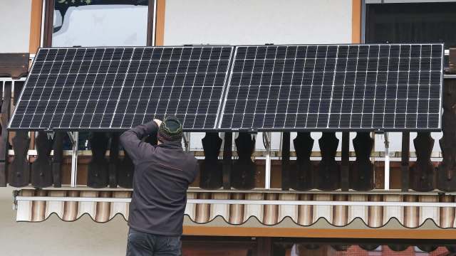 Surprisingly cheap plug-and-play solar panels may soon take over US ...