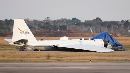 Smoke erupts from NASA plane as it touches down in Texas without ...