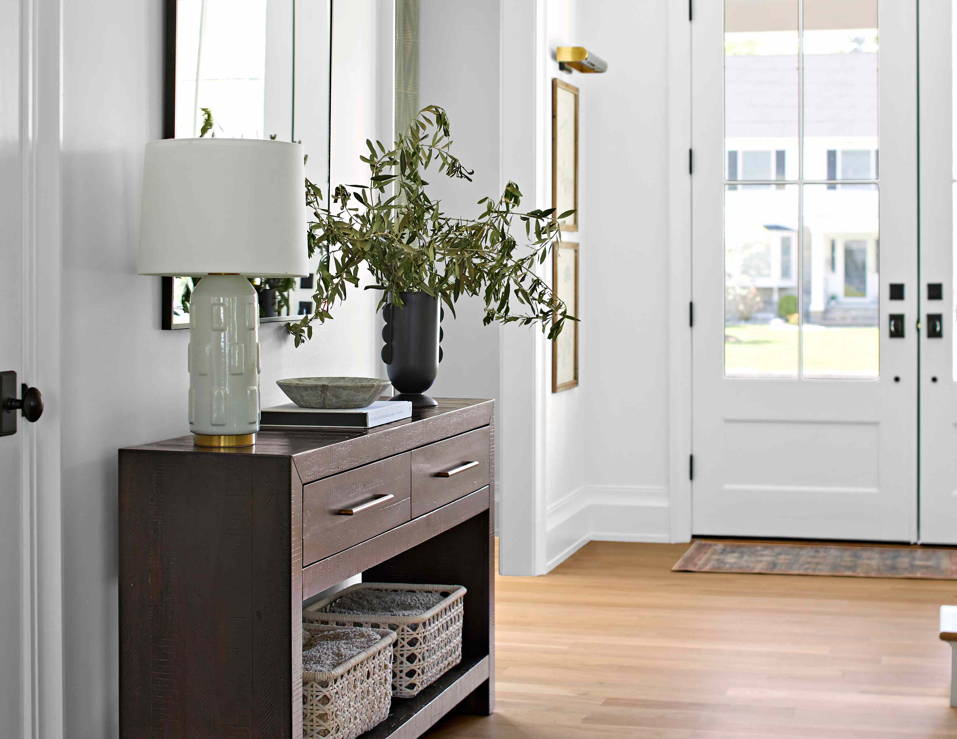 6 things elegant homes never have in the entryway