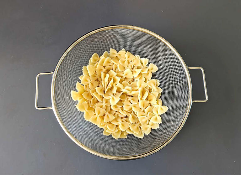 Cold pasta salad with peppers, corn and mozzarella