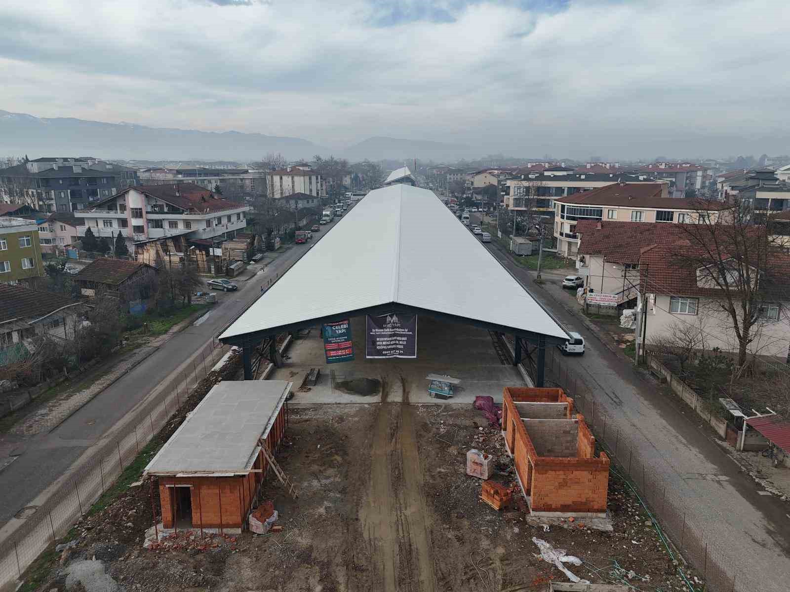 Fuar alanı ve tuhafiyeciler pazaryerinde yoğun tempo