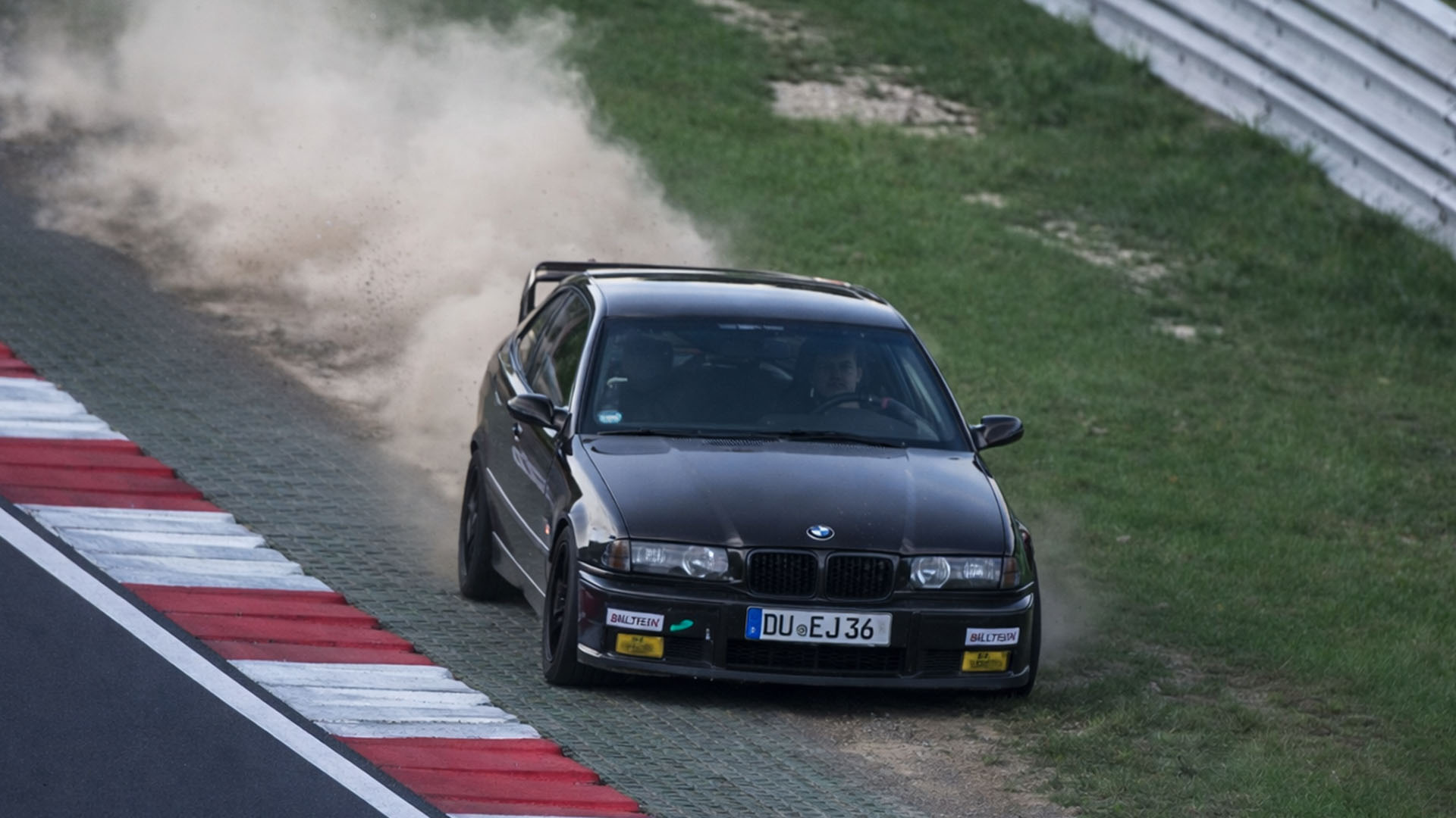 Car kicks up dust after going wide at Nürburgring