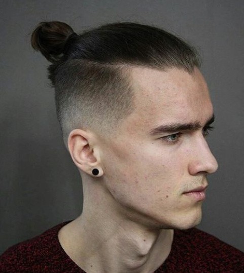 Męska fryzura idealna na lato! Top knot jest popularny od kilku sezonów ...