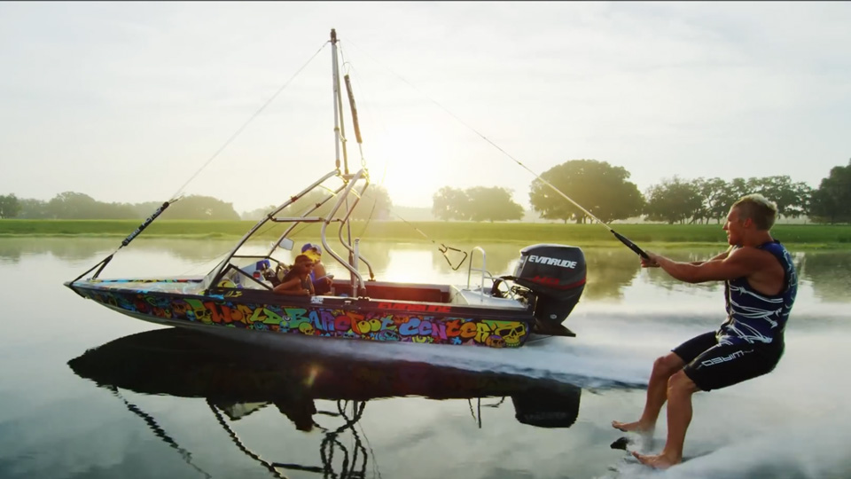Du ski nautique pieds nus comme vous ne l’avez jamais vu