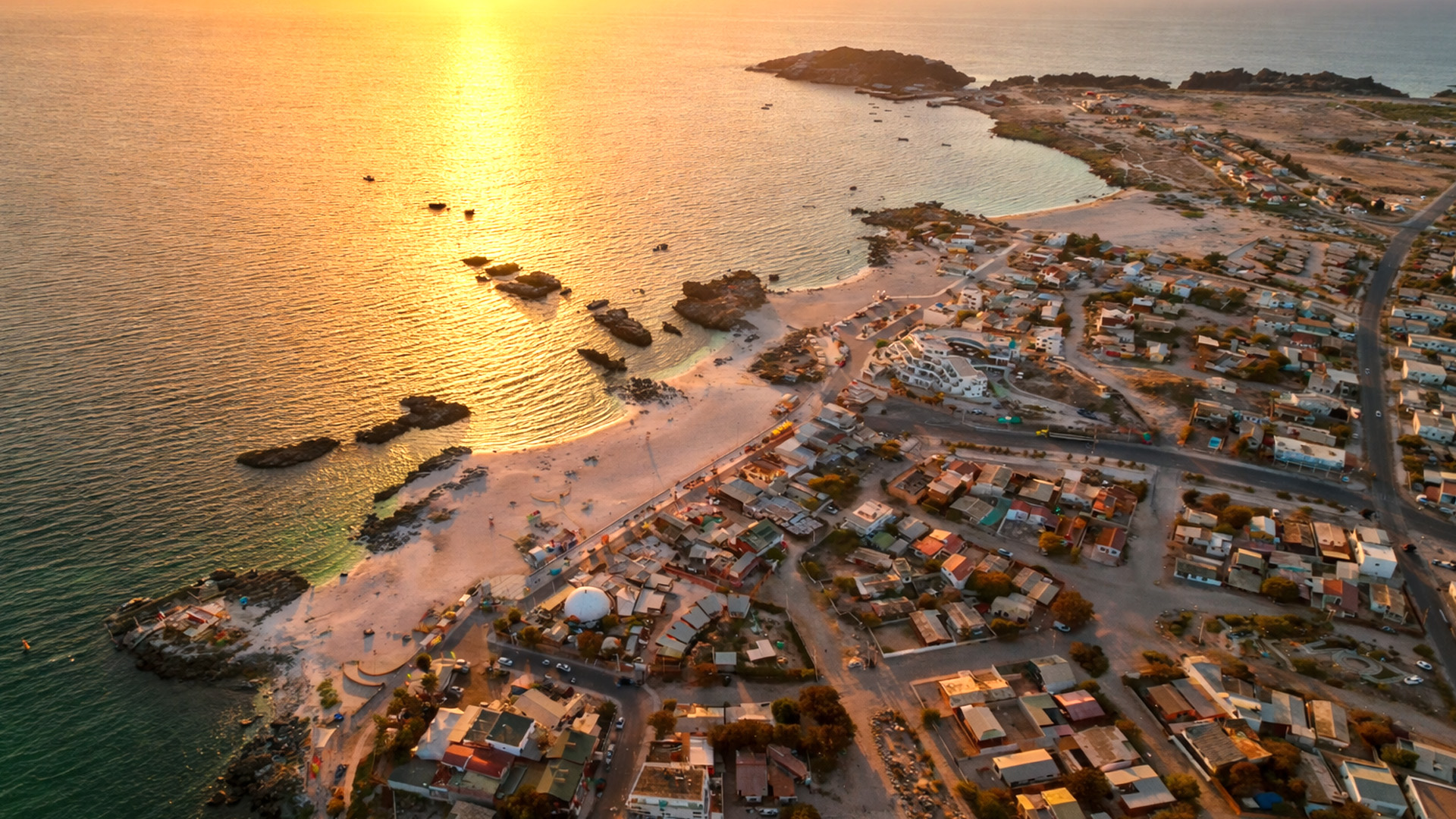 What makes Bahía Inglesa special at sunset?