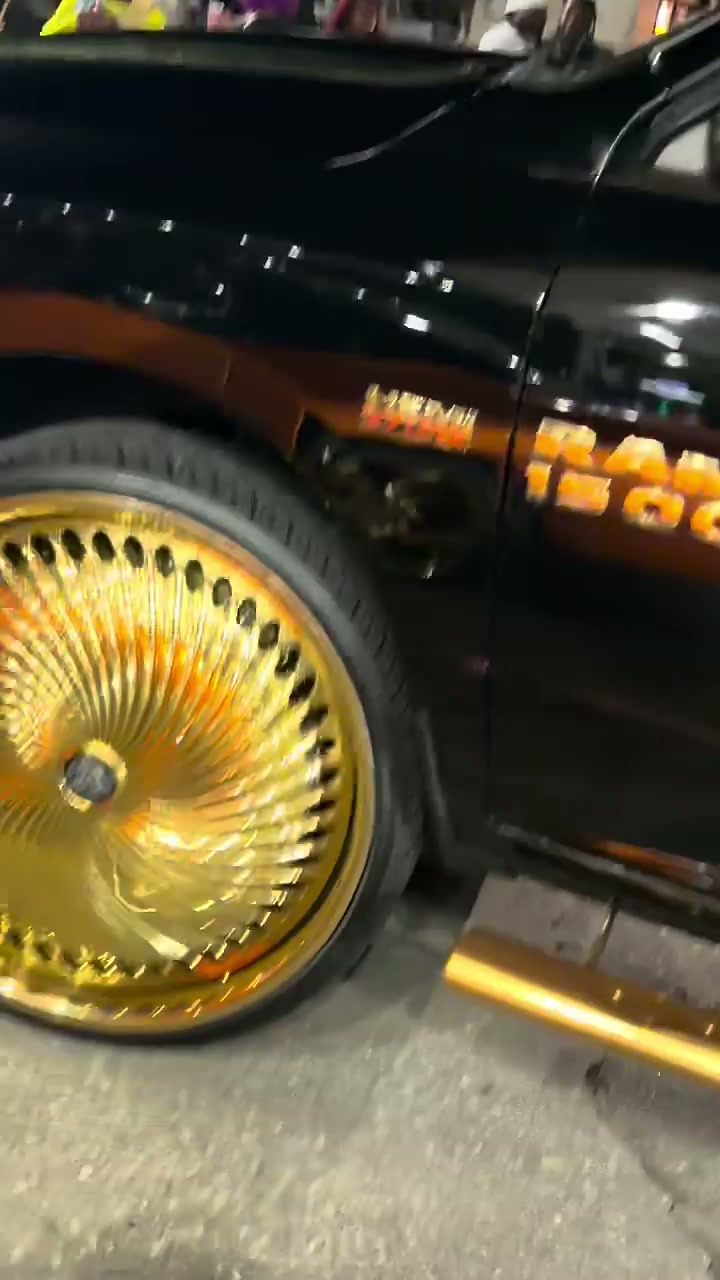 Black Dodge Ram 1500 on gold 30” DUB Diragio floaters