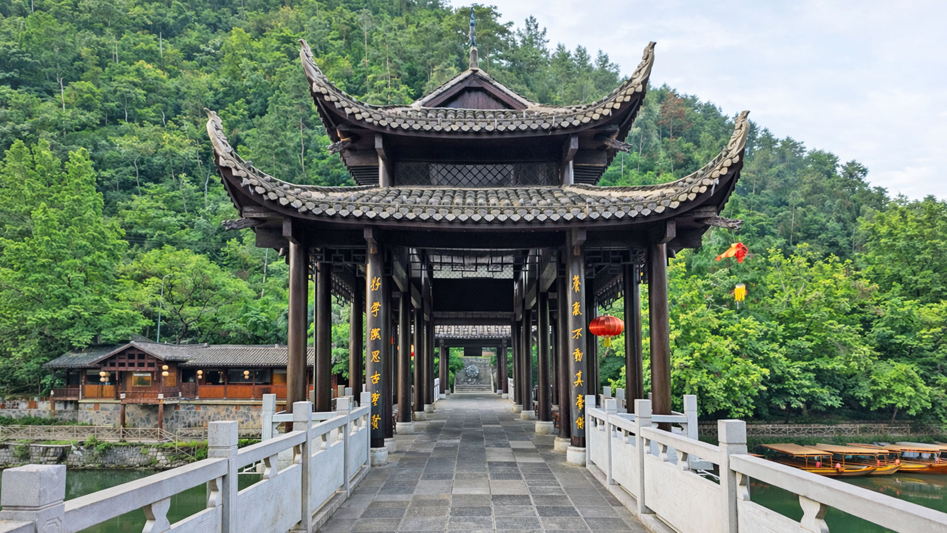 Pasarela techada de madera junto al río en China
