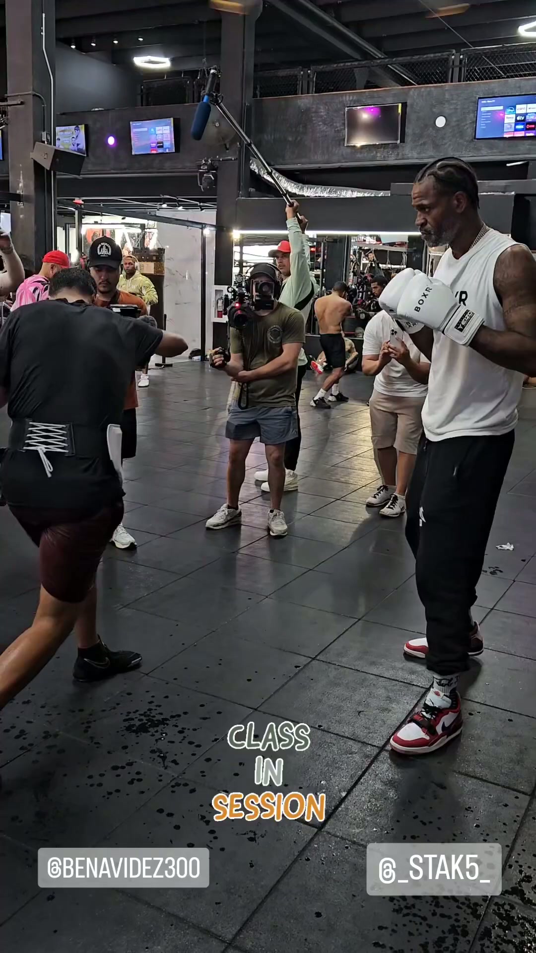 David Benavidez teaching STAK 5 Stephen Jackson how to throw the left hook👀