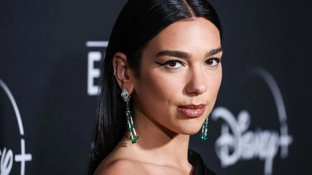 Dua Lipa stuns fans with an ’80s look and a classic side part