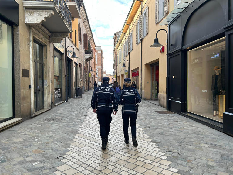 Tentato furto in via Cairoli. Fermato con un coltello