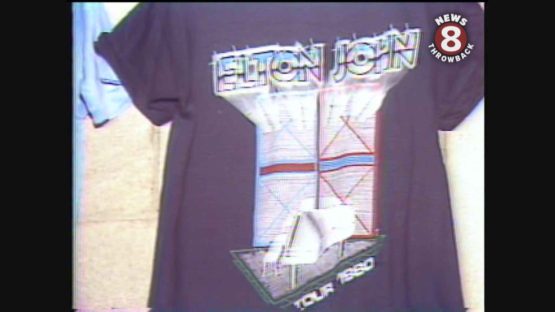 Fans pour in for Elton John's 1980 concert at San Diego Sports Arena