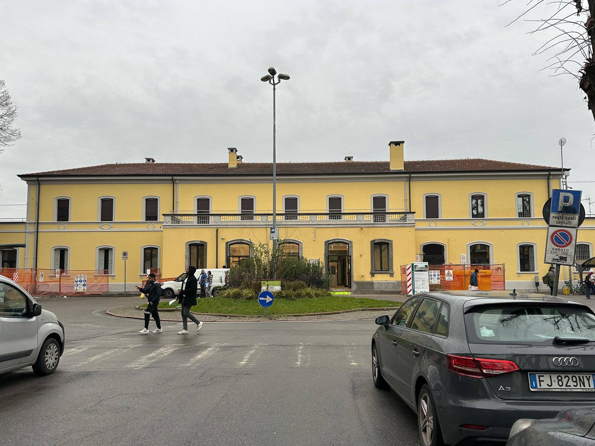 Lavori davanti alla stazione, è malumore