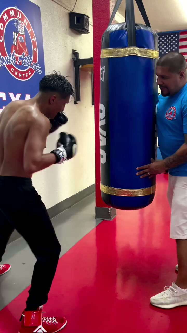 Emiliano Vargas and Fernando Vargas🇲🇽 working heavy bag, gunshots 😤😤😤