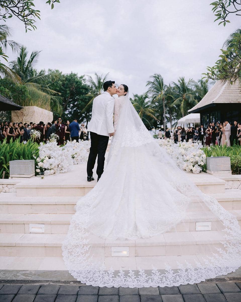 Sweet! 10 potret pemberkatan pernikahan Ranty Maria dan Rayn Wijaya