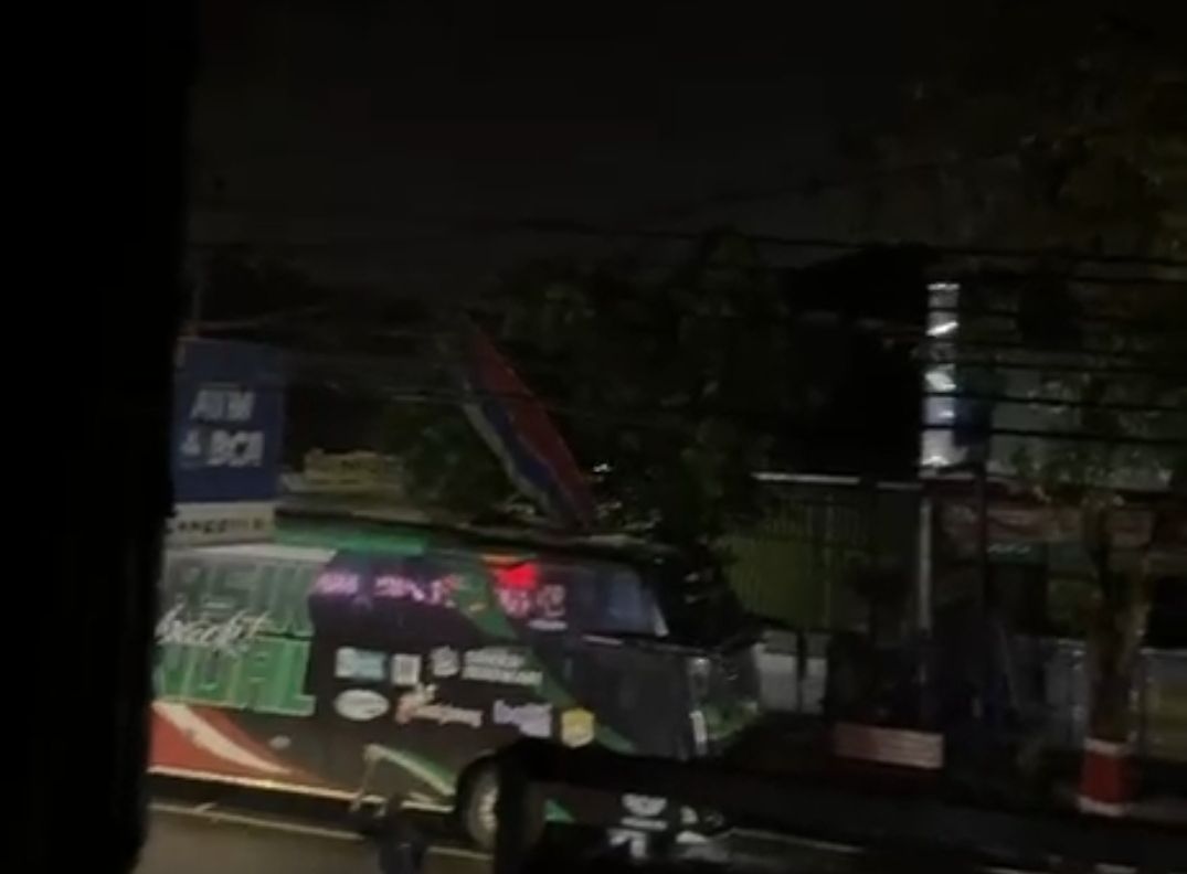 Teror kembang api warnai jelang leg kedua Persipur vs Persik Kendal di ...