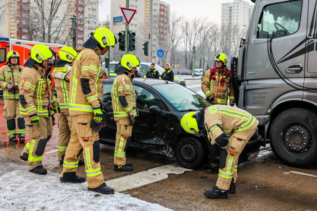Ampel fiel aus: Peugeot rutscht bei Kreuzungs-Crash in Lkw