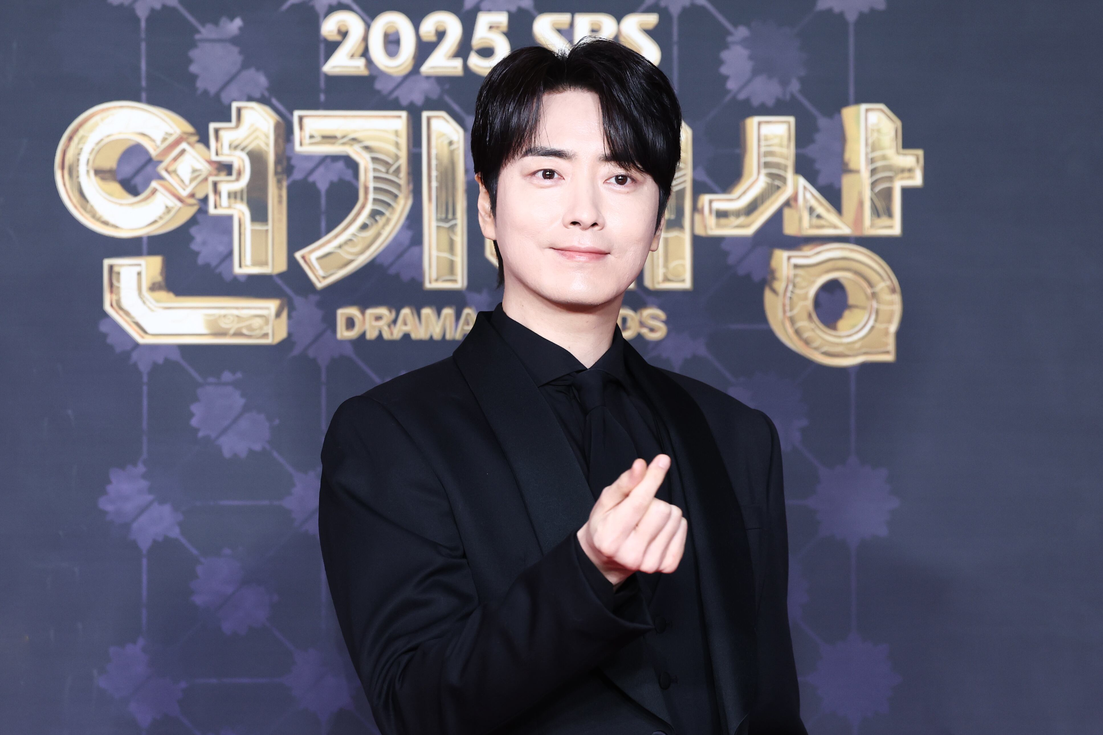 Lee Jun-hyuk stars as priest in Awakening