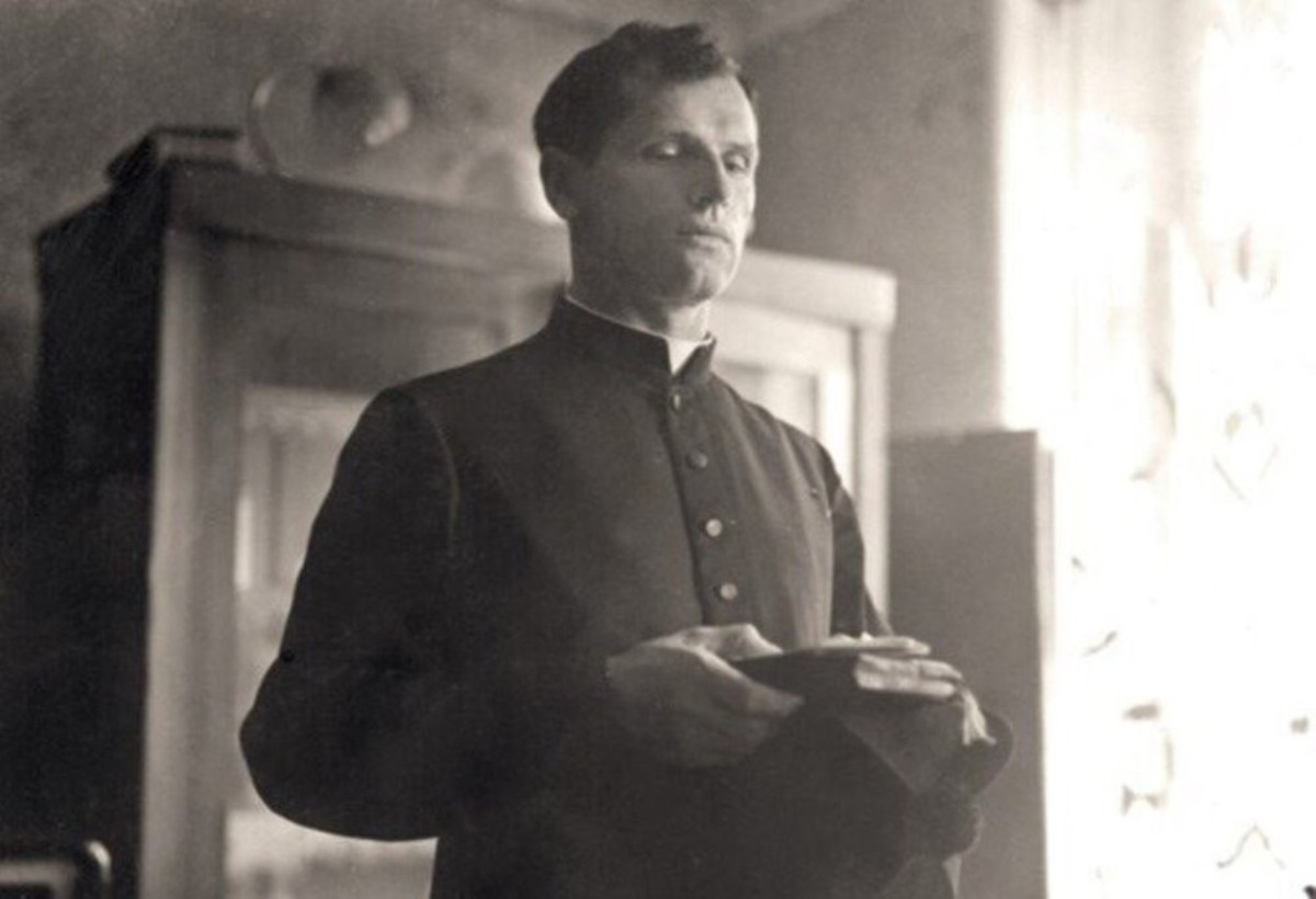 V roce 1950 zatkli faráře Toufara z Číhoště. Do bytu si pro něj přijela ...
