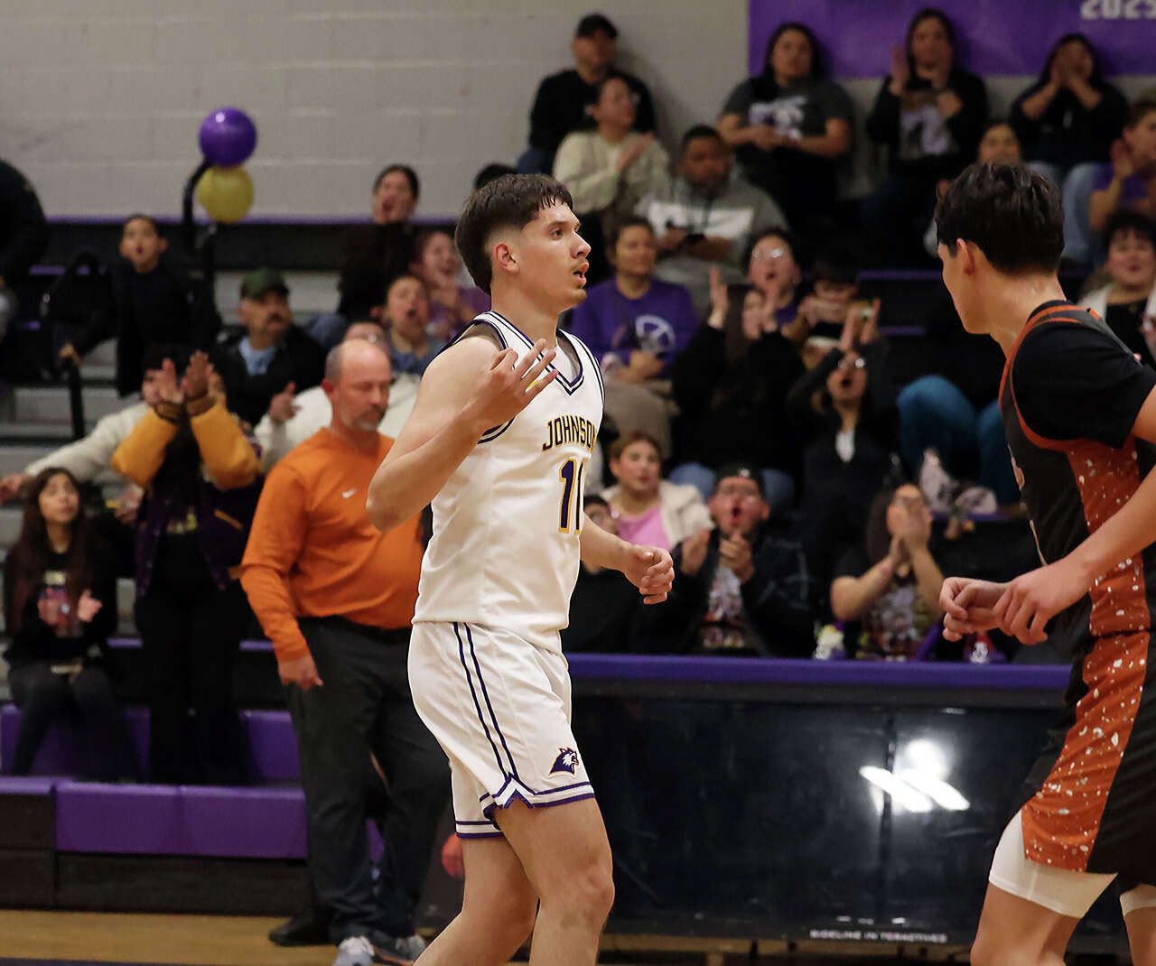 Roli Rivera, Matt Urbina combine for 15 4Q points to finish LBJ's rally