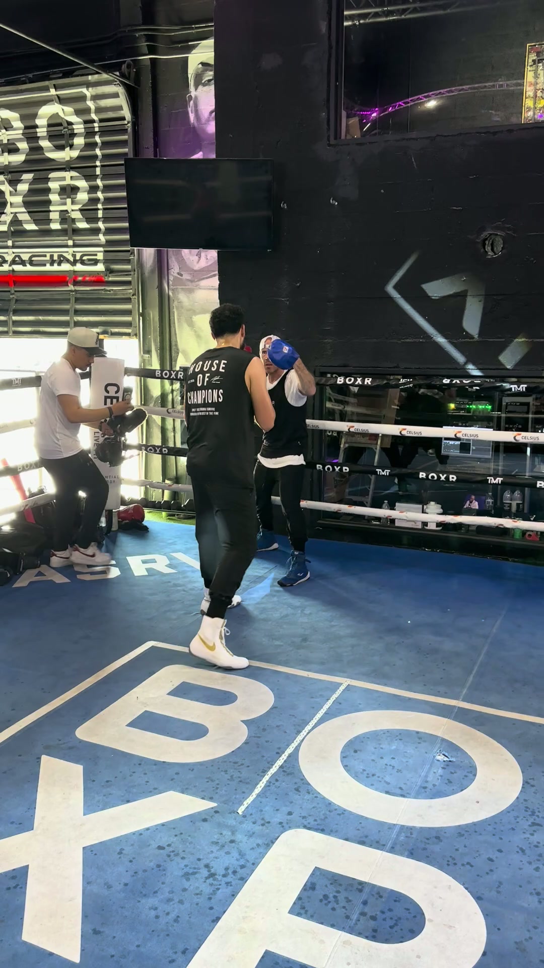 David Benavidez uncorks punishing combinations on the hand pads in camp ...