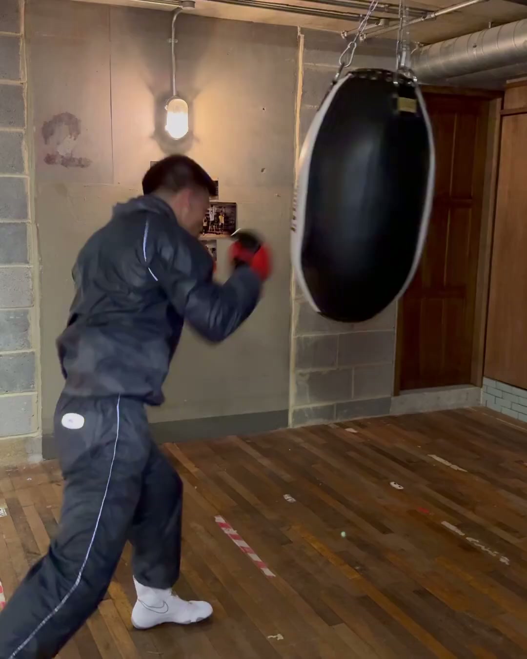 Brandun Lee on the heavy bag. It’s fight week 🥊🤩