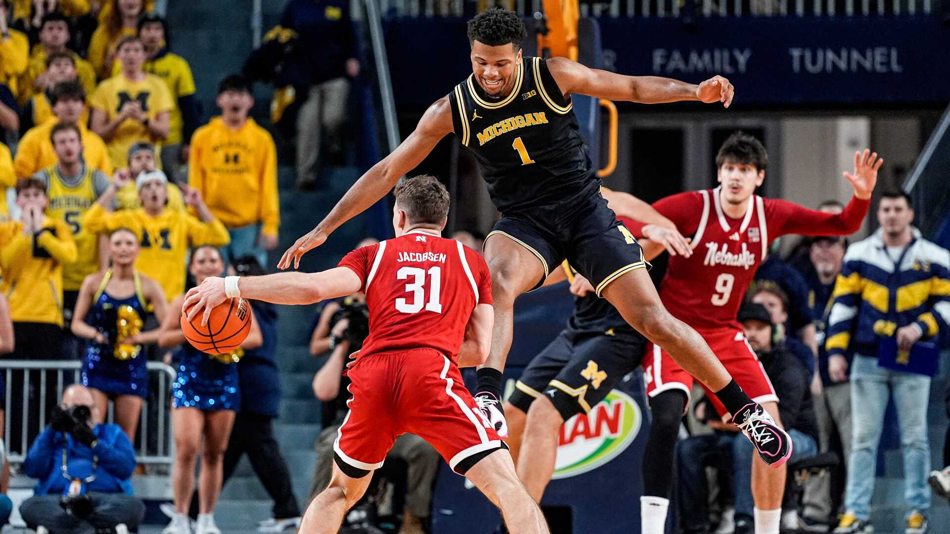 McKenney makes go-ahead layup as No. 3 Michigan hands No. 5 Nebraska ...