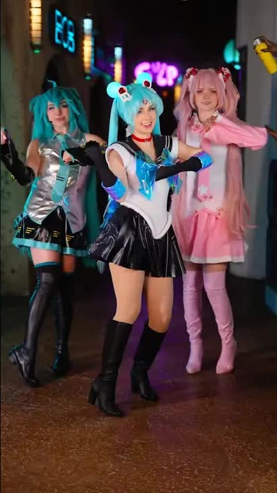 The Mikus cannot be contained 💪⛓️‍💥🩵🎶 Group Miku cosplay!