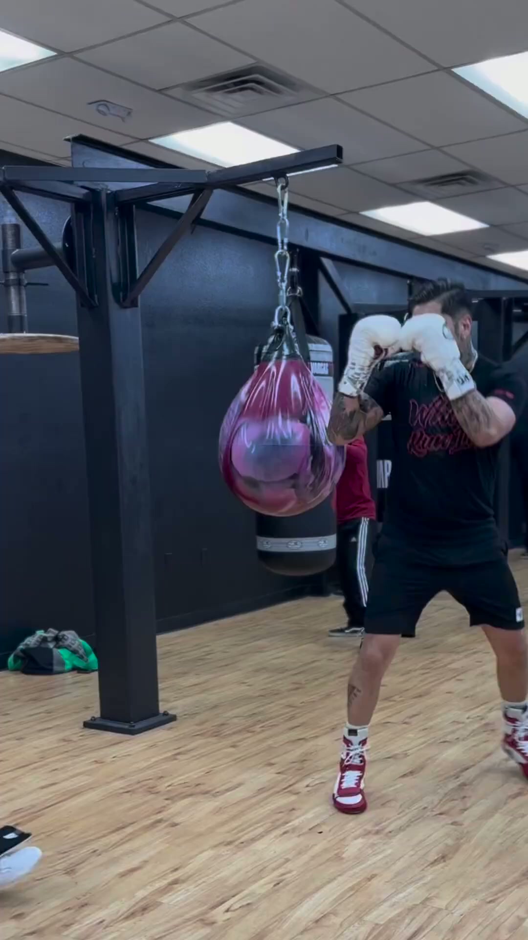 Fernando Vargas Jr unleashes a barrage of punches during focus mitts ...